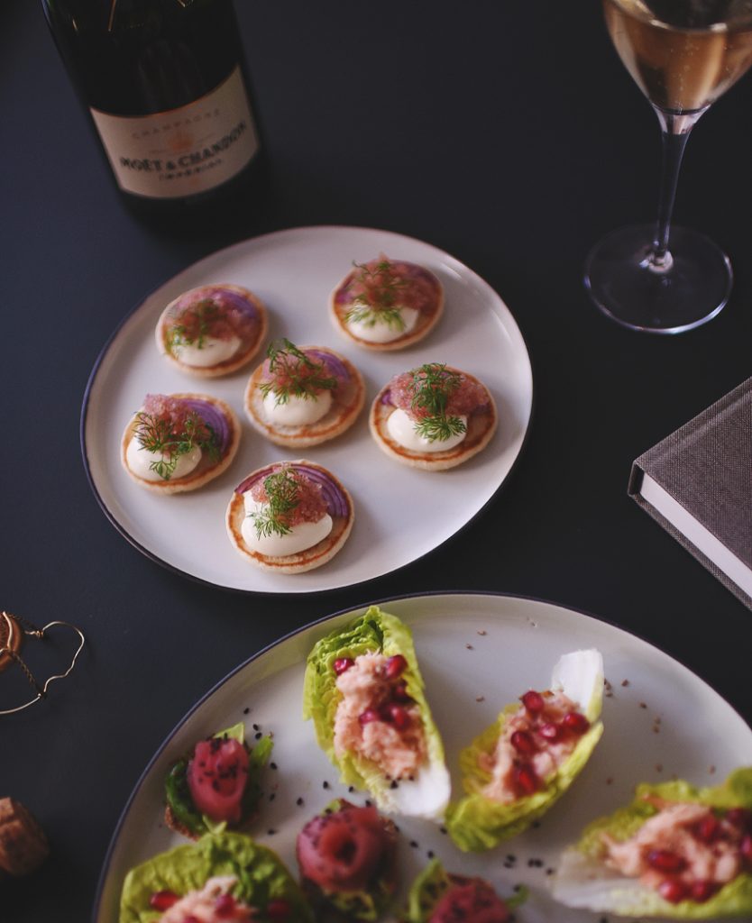 Champagne & kanapéer til nytårstalen - Emily Salomon